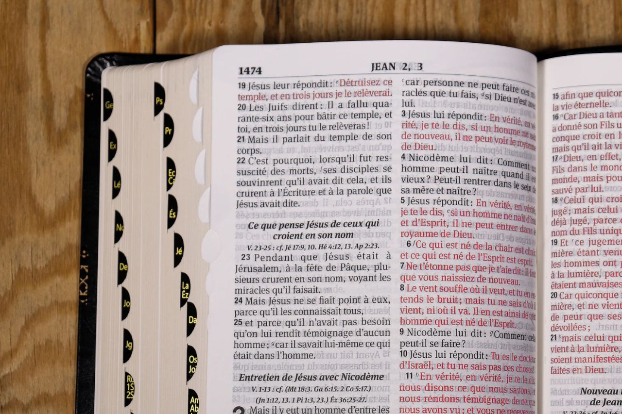 Bibles avec les paroles de Jésus en rouge: pour ou contre?